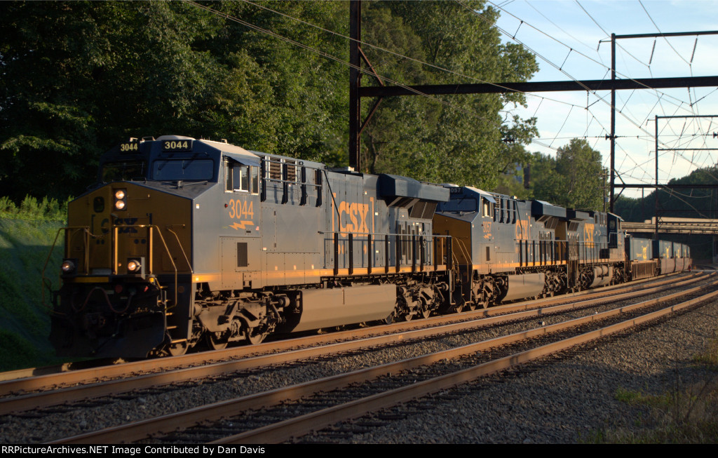 CSX ES44AH 3044 leads Q034-16